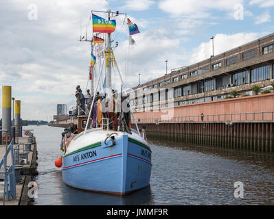 Bremen, Germany. 28th July, 2017. The Danish cutter MS 'Anton' carrying ...