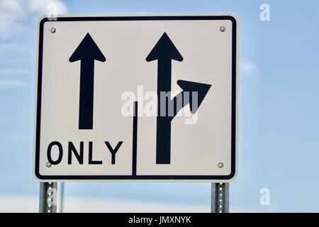 "Buses Only" and Arrow Traffic Sign. USA Stock Photo - Alamy