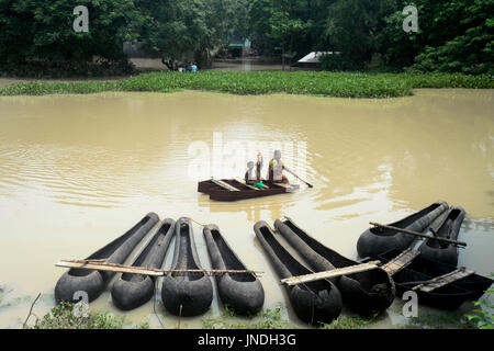 Ghatal, India. 29th July, 2017. Elderly man sits in river dam of ...