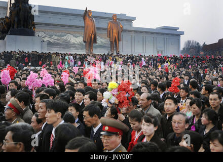 Statues of North Korean citizens in their anti-japanese revolutionary ...
