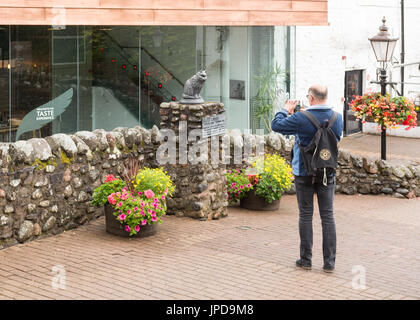 The Famous Grouse Experience - statue of Towser cat Stock Photo - Alamy