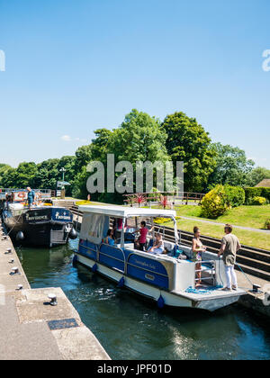 Family on Pleasure Boat, Boveney Lock, Buckinghamshire, Windsor ...