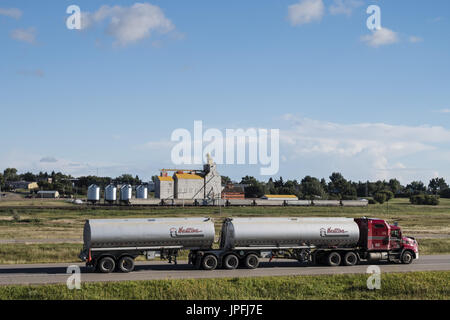 Gull Lake, Saskatchewan, Canada. 26th Aug, 2016. A long-haul transport ...