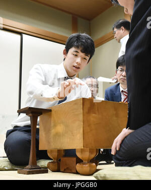 Sota Fujii (L), at 14 the youngest professional player of shogi ...