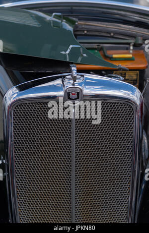 Vintage Morris Car Bonnet, Radiator and Badge Stock Photo - Alamy