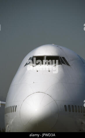 Front with cockpit windows of wide-body airplane Stock Photo - Alamy