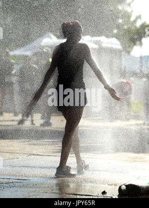 Davenport, Iowa, USA. 28th July, 2017. Former Bix champion Joan Benoit ...