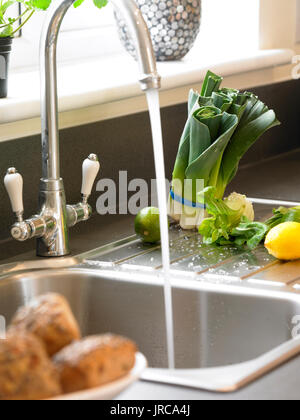 White kitchen sink and drainer Stock Photo - Alamy