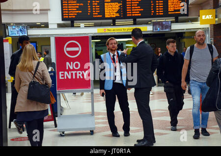 Clapham junction Station - Concourse Entrance Stock Photo: 38004943 - Alamy