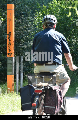 Teltow, Germany. 07th Aug, 2017. A cycler drives on the wall path past ...