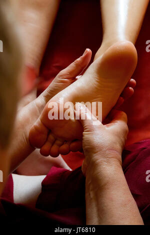 Foot massage, traditional Indian massage: ayurveda Stock Photo - Alamy