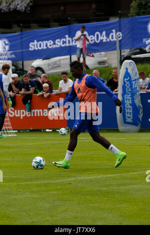 The player of FC Schalke 04 Breel Embolo carries training utensils ...