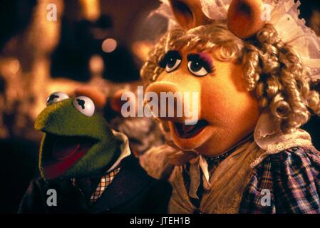 THE MUPPET CHRISTMAS CAROL (1992) MISS PIGGY, KERMIT THE FROG, GONZO ...