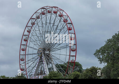 Giant Ferris Wheel in Princes Street, Gardens on New Year's Day ...