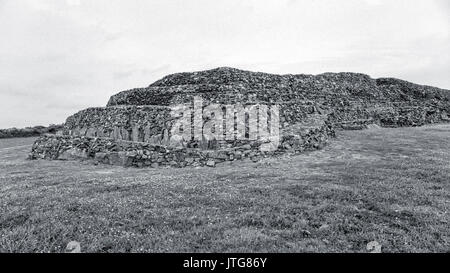 Barnenez Neolithic Chambered Tomb, Plouezoc'h, Finistère, Brittany ...