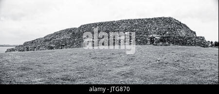 Barnenez Neolithic Chambered Tomb, Plouezoc'h, Finistère, Brittany ...