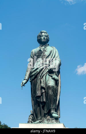 Mozartdenkmal auf dem Mozartplatz, Salzburg, Österreich | Mozart Statue ...