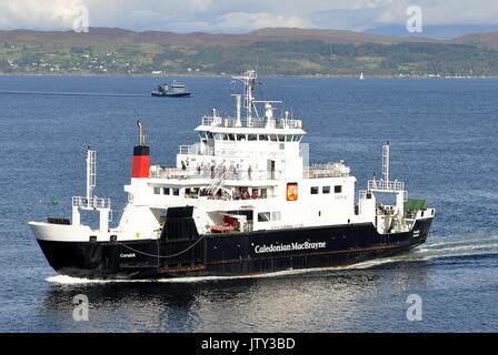tarbert uig ferry port mv hebrides sailing Stock Photo - Alamy