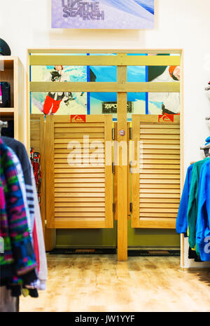 Fitting room. Clothes shop Stock Photo - Alamy