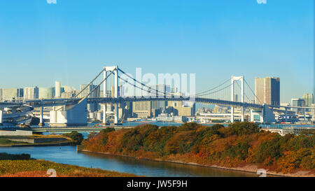 The Rainbow Bridge connects Tokyo to the island of Odaiba in Japan ...