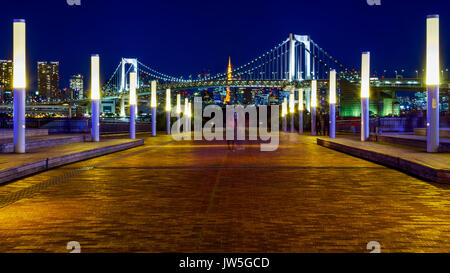 The Rainbow Bridge connects Tokyo to the island of Odaiba in Japan ...