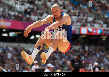 Zach Ziemek competes in the men's decathlon discus during the U.S ...