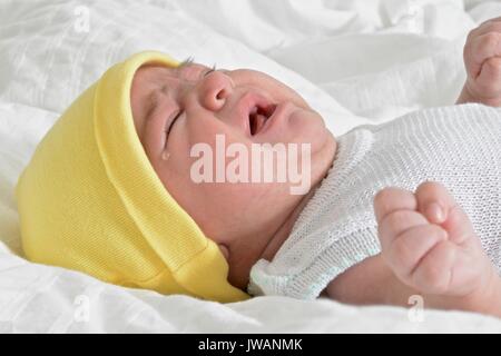 Five week old baby crying Stock Photo - Alamy