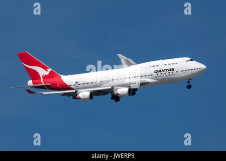 Qantas Airways Boeing 747 landing in Sydney Kingsford Smith ...