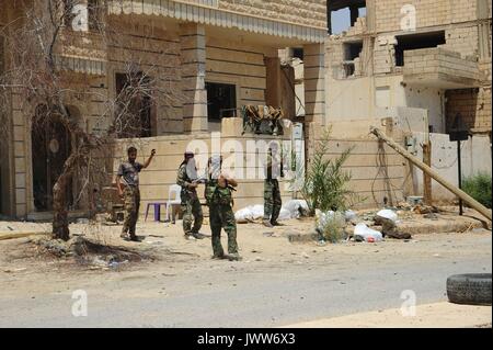 Al-Sukhnah, Syria. 13th Aug, 2017. Syrian soldiers flash the victory ...