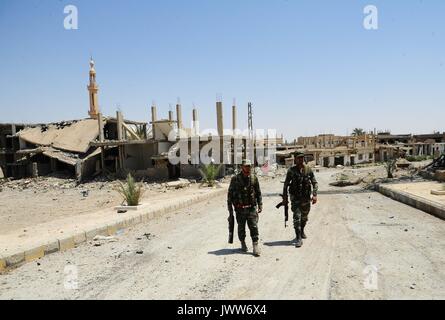 Al-Sukhnah, Syria. 13th Aug, 2017. Syrian soldiers flash the victory ...