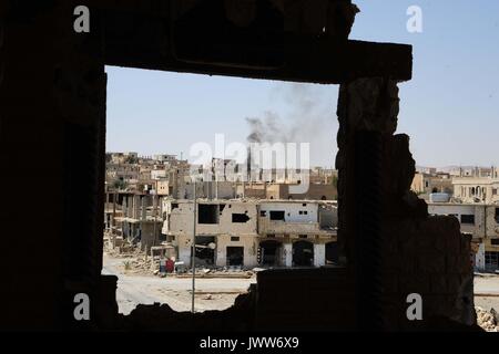 Al-Sukhnah, Syria. 13th Aug, 2017. Syrian soldiers flash the victory ...