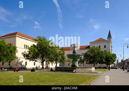 Fountain at the Ludwig Maximilian University of Munich, Bavaria ...