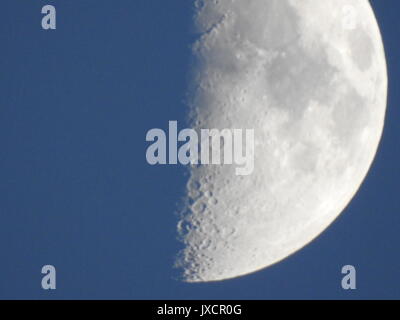 Zoom: Moon unveiled in mesmerizing detail through super zoom lens ...