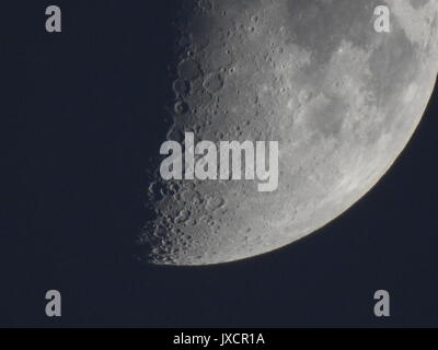 Zoom: Moon unveiled in mesmerizing detail through super zoom lens ...
