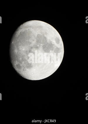 Zoom: Moon unveiled in mesmerizing detail through super zoom lens ...