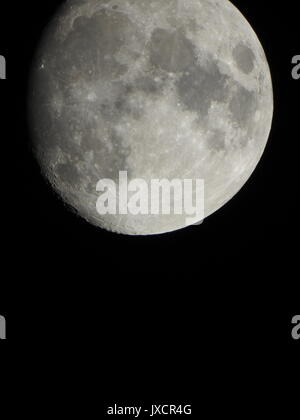 Zoom: Moon unveiled in mesmerizing detail through super zoom lens ...