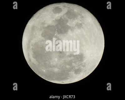 Zoom: Moon unveiled in mesmerizing detail through super zoom lens ...