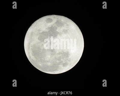 Zoom: Moon unveiled in mesmerizing detail through super zoom lens ...