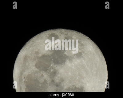 Zoom: Moon unveiled in mesmerizing detail through super zoom lens ...