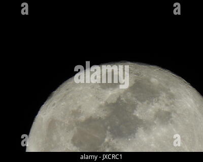 Zoom: Moon unveiled in mesmerizing detail through super zoom lens ...