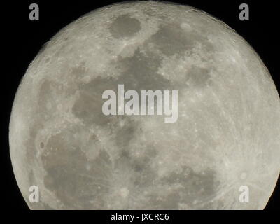 Zoom: Moon unveiled in mesmerizing detail through super zoom lens ...