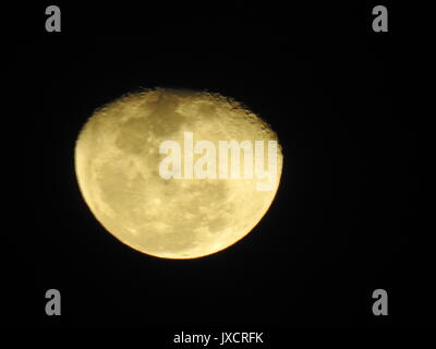 Zoom: Moon unveiled in mesmerizing detail through super zoom lens ...