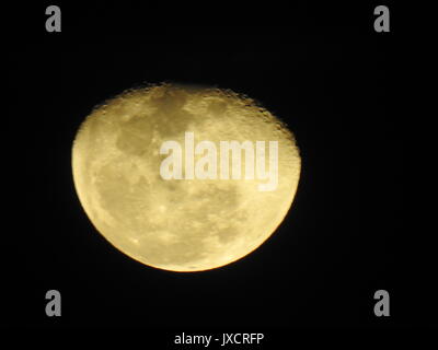 Zoom: Moon unveiled in mesmerizing detail through super zoom lens ...