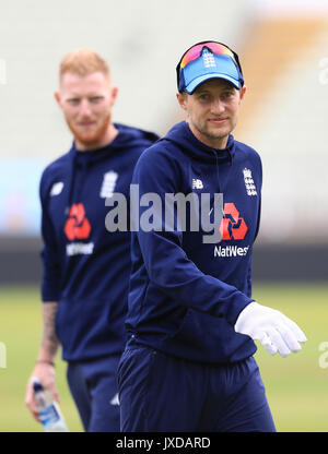 England's Joe Root and Ben Stokes touch fists as both batsmen pass 50 ...