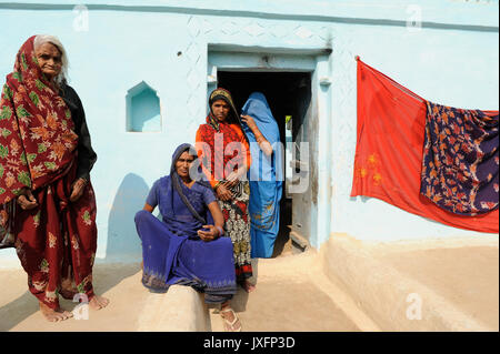 INDIEN Uttar Pradesh, Frauen unterer Kasten und Kastenlose Frauen in Doerfern in Bundelkhand ...