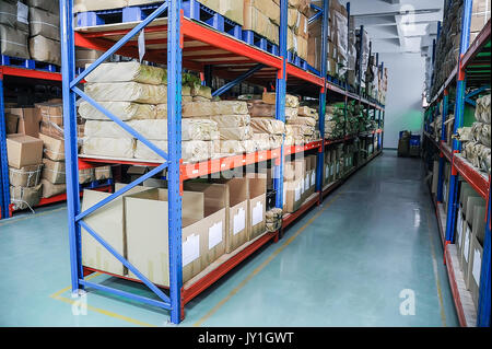 MESSY WAREHOUSE Stock Photo: 101733757 - Alamy
