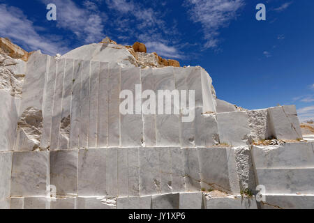 Marble quarry southwest of Karibib (at road D1952), Jonathan Palisandro ...