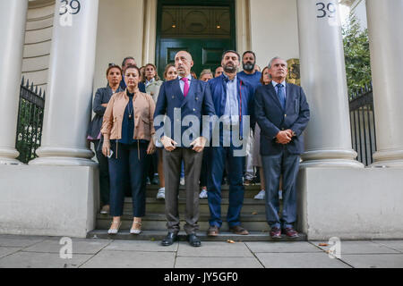 Spanish Embassy. London, UK. 18th Aug, 2017. Staff at the Spanish ...