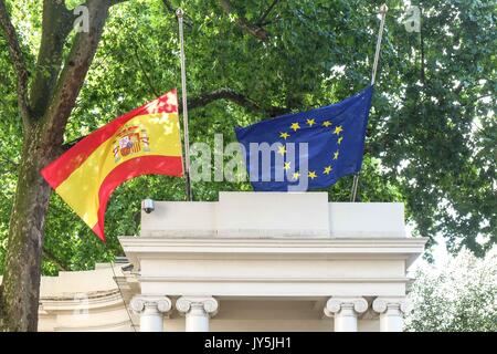 Spanish Embassy. London, UK. 18th Aug, 2017. Staff at the Spanish ...