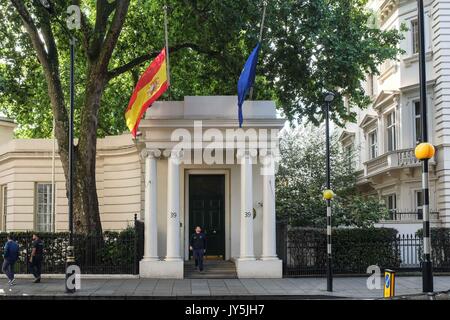 Spanish Embassy. London, UK. 18th Aug, 2017. Staff at the Spanish ...